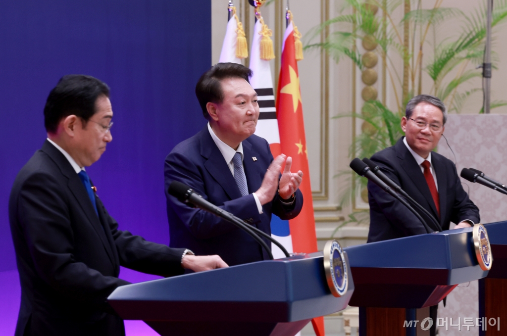 "한일중 정상회의 정례개최, FTA 추진"…尹, 협력 틀 정상화 - 머니투데이
